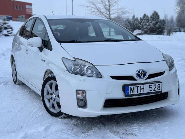 White Toyota Prius 2010 in Ukmerge, with an engine capacity of 1.80 L and mileage of 407 thousand km for 3900 €, photo 4 on AUTOMOTO.COM.LV