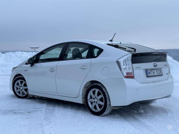 White Toyota Prius 2010 in Ukmerge, with an engine capacity of 1.80 L and mileage of 407 thousand km for 3900 €, photo 5 on AUTOMOTO.COM.LV