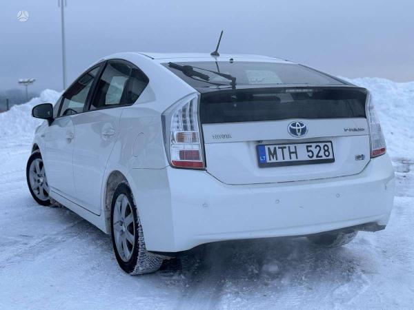 White Toyota Prius 2010 in Ukmerge, with an engine capacity of 1.80 L and mileage of 407 thousand km for 3900 €, photo 6 on AUTOMOTO.COM.LV
