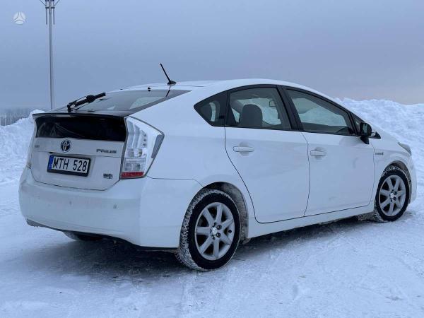 White Toyota Prius 2010 in Ukmerge, with an engine capacity of 1.80 L and mileage of 407 thousand km for 3900 €, photo 8 on AUTOMOTO.COM.LV