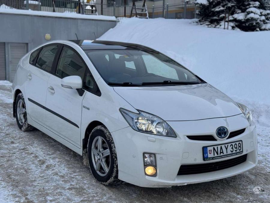 Balts Toyota Prius 2010 Viļņa, ar dzinēja tilpumu 1.80 L un nobraukumu 193 tūkst. km par 8200 €, foto 1 vietnē AUTOMOTO.COM.LV