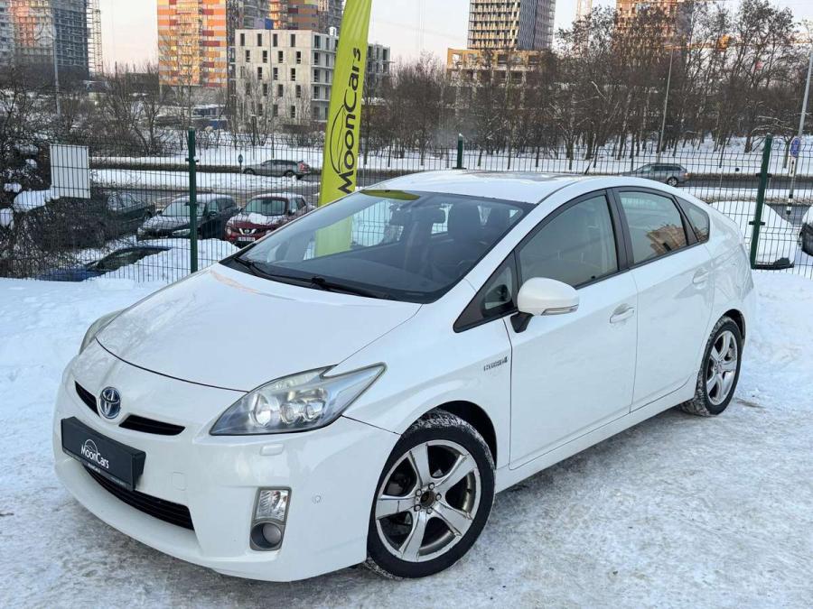 White Toyota Prius 2010 in Vilnius, with an engine capacity of 1.80 L and mileage of 406 thousand km for 5800 €, photo 1 on AUTOMOTO.COM.LV