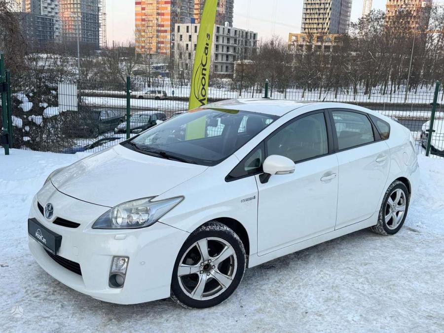 White Toyota Prius 2010 in Vilnius, with an engine capacity of 1.80 L and mileage of 406 thousand km for 5800 €, photo 3 on AUTOMOTO.COM.LV
