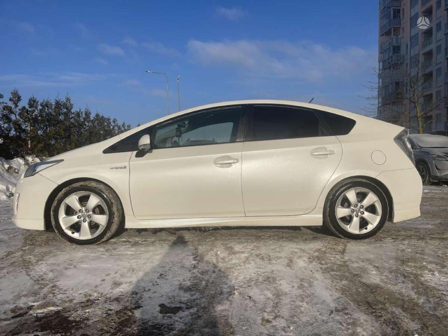 White Toyota Prius 2010 in Vilnius, with an engine capacity of 1.80 L and mileage of 275 thousand km for 8990 €, photo 12 on AUTOMOTO.COM.LV
