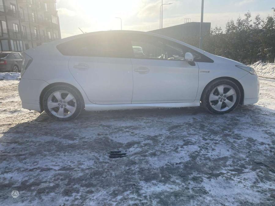 White Toyota Prius 2010 in Vilnius, with an engine capacity of 1.80 L and mileage of 275 thousand km for 8990 €, photo 13 on AUTOMOTO.COM.LV