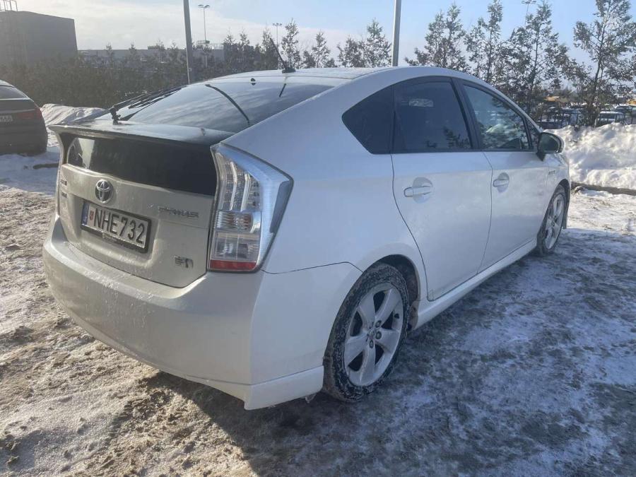 White Toyota Prius 2010 in Vilnius, with an engine capacity of 1.80 L and mileage of 275 thousand km for 8990 €, photo 14 on AUTOMOTO.COM.LV
