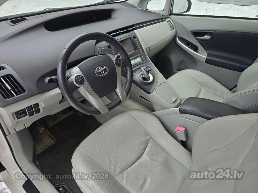 Balts Toyota Prius 2010 Tallina, ar dzinēja tilpumu 1.80 L un nobraukumu 203 tūkst. km par 5490 €, foto 9 vietnē AUTOMOTO.COM.LV