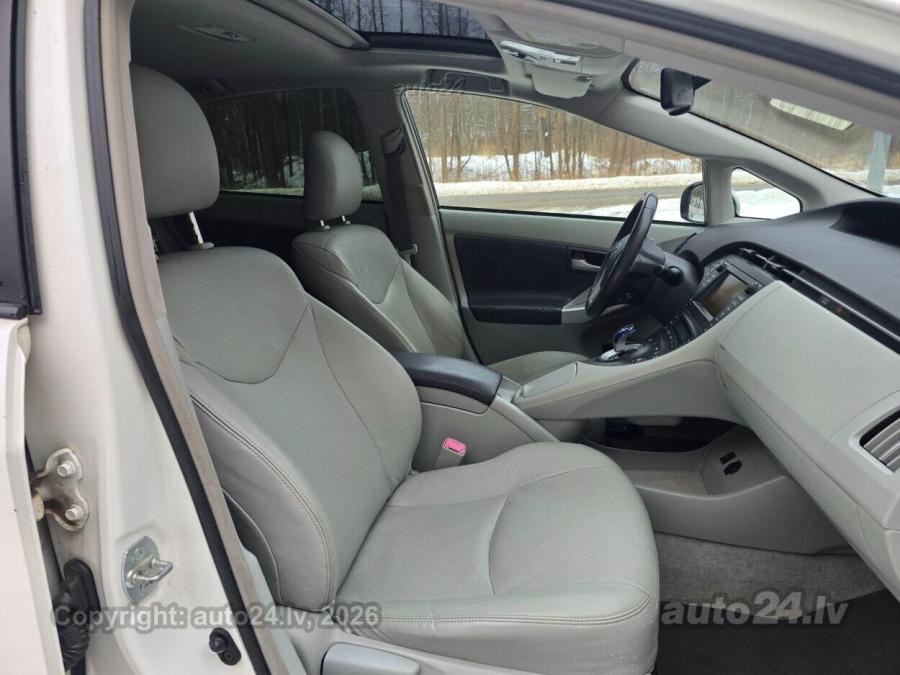 Balts Toyota Prius 2010 Tallina, ar dzinēja tilpumu 1.80 L un nobraukumu 203 tūkst. km par 5490 €, foto 10 vietnē AUTOMOTO.COM.LV