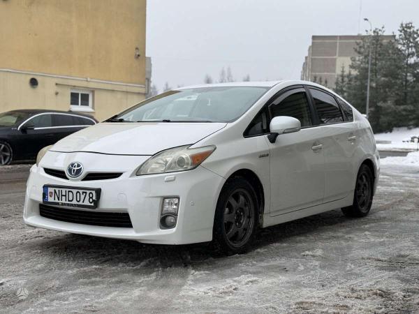 White Toyota Prius 2010 in Vilnius, with an engine capacity of 1.80 L and mileage of 441 thousand km for 4150 €, photo 1 on AUTOMOTO.COM.LV