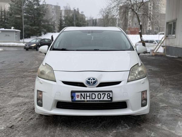 White Toyota Prius 2010 in Vilnius, with an engine capacity of 1.80 L and mileage of 441 thousand km for 4150 €, photo 2 on AUTOMOTO.COM.LV