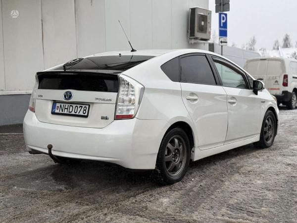 White Toyota Prius 2010 in Vilnius, with an engine capacity of 1.80 L and mileage of 441 thousand km for 4150 €, photo 4 on AUTOMOTO.COM.LV
