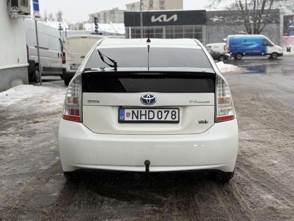 White Toyota Prius 2010 in Vilnius, with an engine capacity of 1.80 L and mileage of 441 thousand km for 4150 €, photo 5 on AUTOMOTO.COM.LV