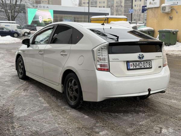 White Toyota Prius 2010 in Vilnius, with an engine capacity of 1.80 L and mileage of 441 thousand km for 4150 €, photo 6 on AUTOMOTO.COM.LV