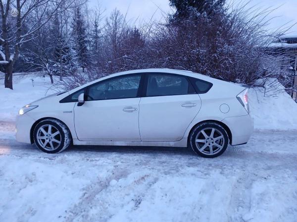 White Toyota Prius 2010 in Vilnius, with an engine capacity of 1.80 L and mileage of 263 thousand km for 4450 €, photo 2 on AUTOMOTO.COM.LV