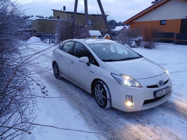 White Toyota Prius 2010 in Vilnius, with an engine capacity of 1.80 L and mileage of 263 thousand km for 4450 €, photo 3 on AUTOMOTO.COM.LV