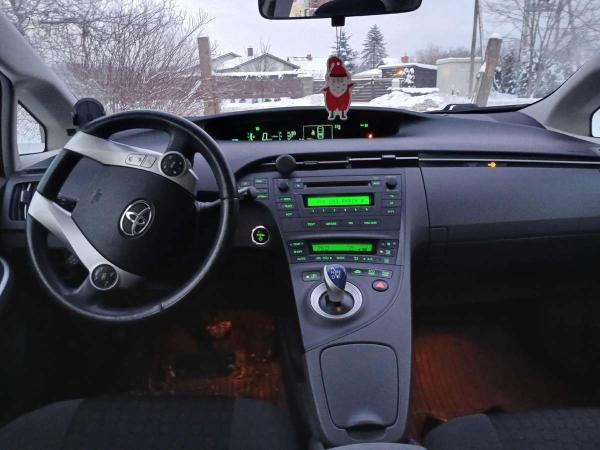 White Toyota Prius 2010 in Vilnius, with an engine capacity of 1.80 L and mileage of 263 thousand km for 4450 €, photo 4 on AUTOMOTO.COM.LV