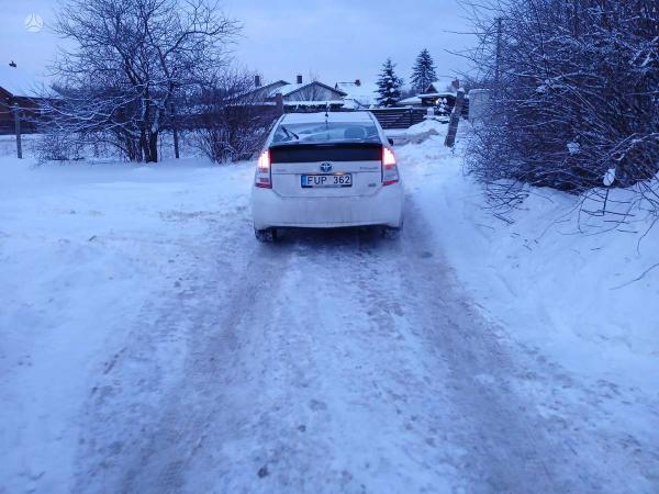 White Toyota Prius 2010 in Vilnius, with an engine capacity of 1.80 L and mileage of 263 thousand km for 4450 €, photo 5 on AUTOMOTO.COM.LV