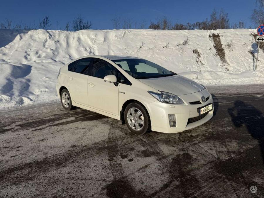 White Toyota Prius 2010 in Vilnius, with an engine capacity of 1.80 L and mileage of 168 thousand km for 6700 €, photo 2 on AUTOMOTO.COM.LV