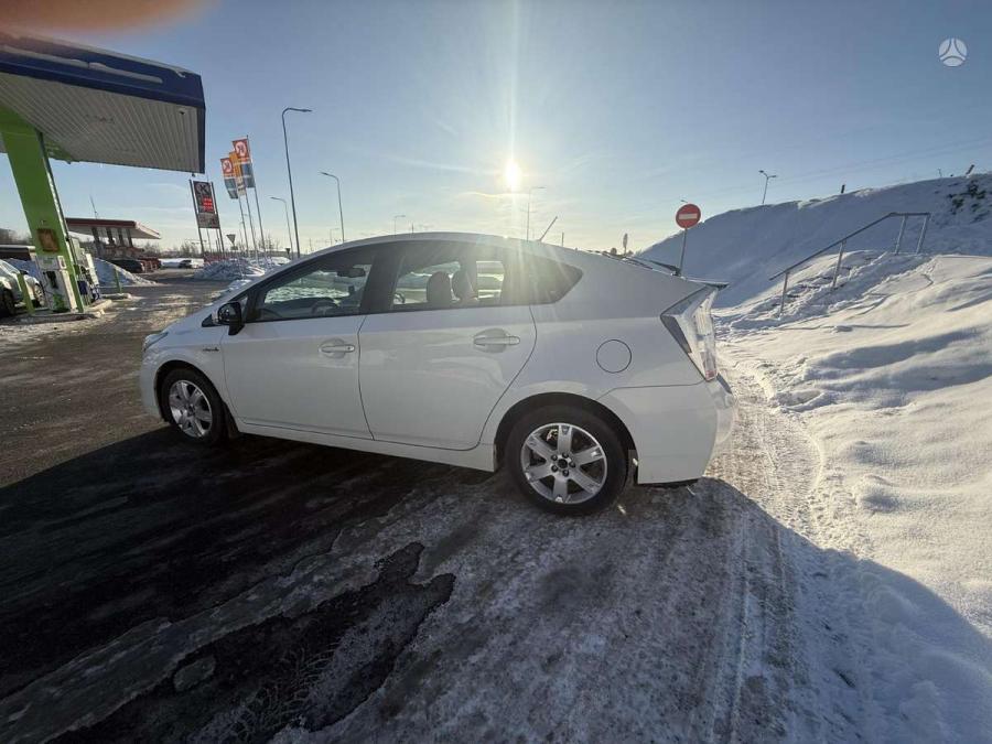 White Toyota Prius 2010 in Vilnius, with an engine capacity of 1.80 L and mileage of 168 thousand km for 6700 €, photo 4 on AUTOMOTO.COM.LV
