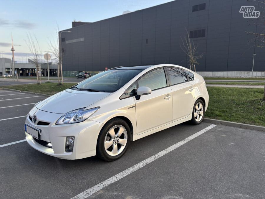 Balts Toyota Prius 2010 Viļņa, ar dzinēja tilpumu 1.80 L un nobraukumu 262 tūkst. km par 6700 €, foto 1 vietnē AUTOMOTO.COM.LV