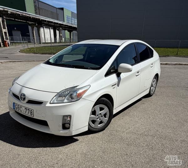 White Toyota Prius 2010 in Kaunas, with an engine capacity of 1.80 L and mileage of 285 thousand km for 4200 €, photo 1 on AUTOMOTO.COM.LV