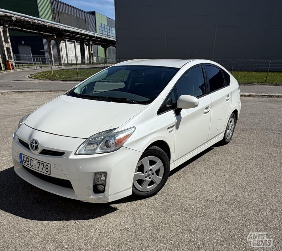 White Toyota Prius 2010 in Kaunas, with an engine capacity of 1.80 L and mileage of 285 thousand km for 4200 €, photo 1 on AUTOMOTO.COM.LV