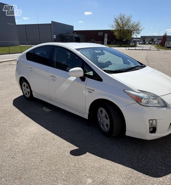 White Toyota Prius 2010 in Kaunas, with an engine capacity of 1.80 L and mileage of 285 thousand km for 4200 €, photo 3 on AUTOMOTO.COM.LV
