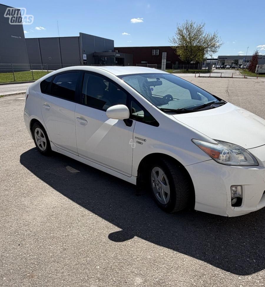 White Toyota Prius 2010 in Kaunas, with an engine capacity of 1.80 L and mileage of 285 thousand km for 4200 €, photo 4 on AUTOMOTO.COM.LV