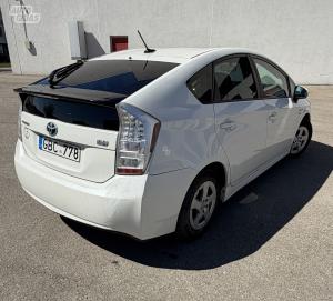 White Toyota Prius 2010 in Kaunas, with an engine capacity of 1.80 L and mileage of 285 thousand km for 4200 €, photo 5 on AUTOMOTO.COM.LV