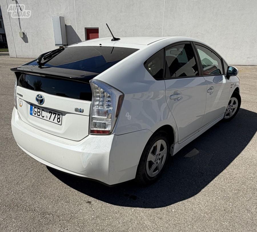White Toyota Prius 2010 in Kaunas, with an engine capacity of 1.80 L and mileage of 285 thousand km for 4200 €, photo 5 on AUTOMOTO.COM.LV