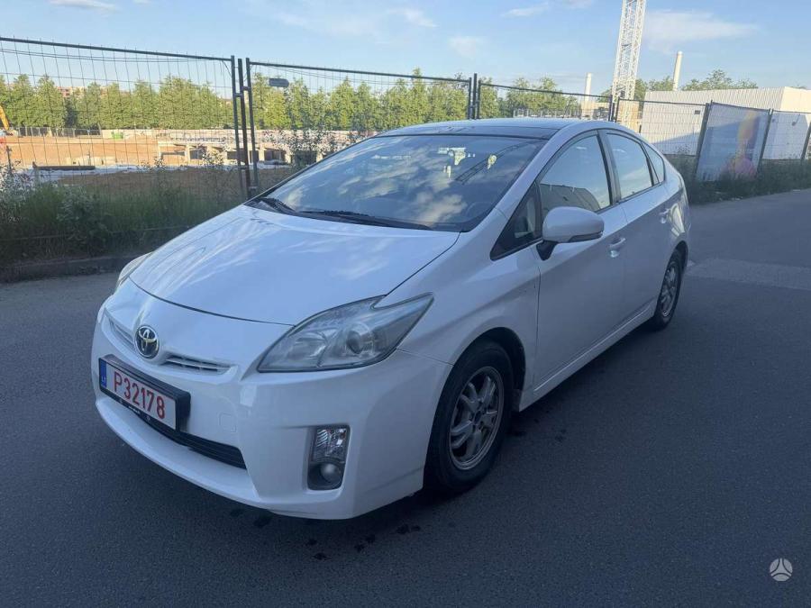 White Toyota Prius 2010 in Vilnius, with an engine capacity of 1.80 L and mileage of 490 thousand km for 3900 €, photo 1 on AUTOMOTO.COM.LV