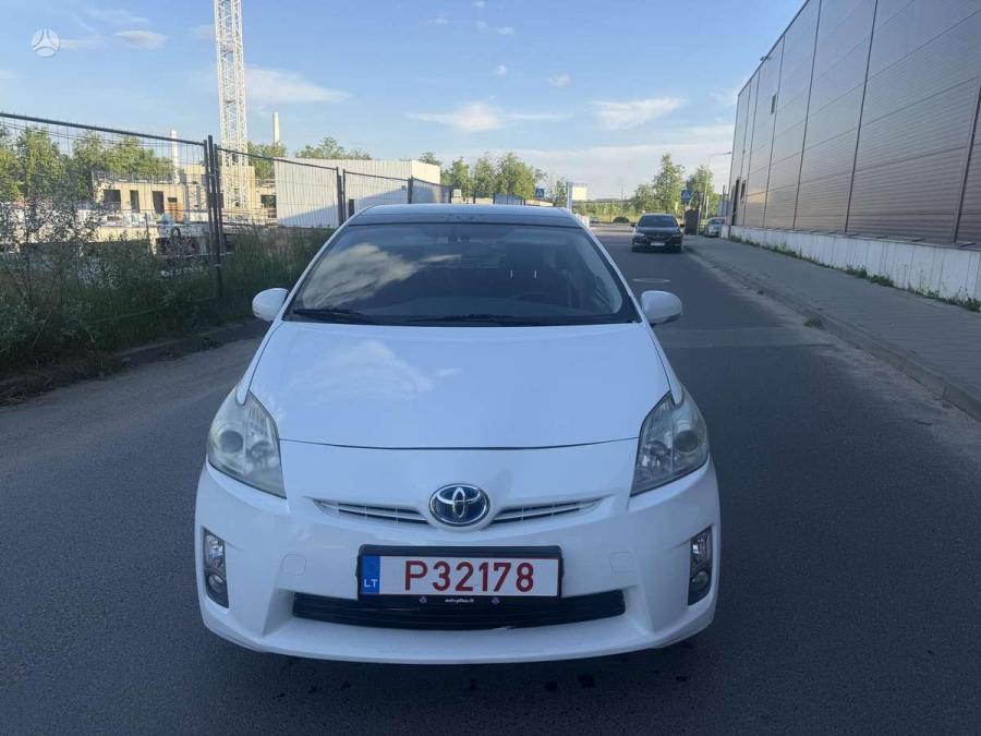 White Toyota Prius 2010 in Vilnius, with an engine capacity of 1.80 L and mileage of 490 thousand km for 3900 €, photo 3 on AUTOMOTO.COM.LV