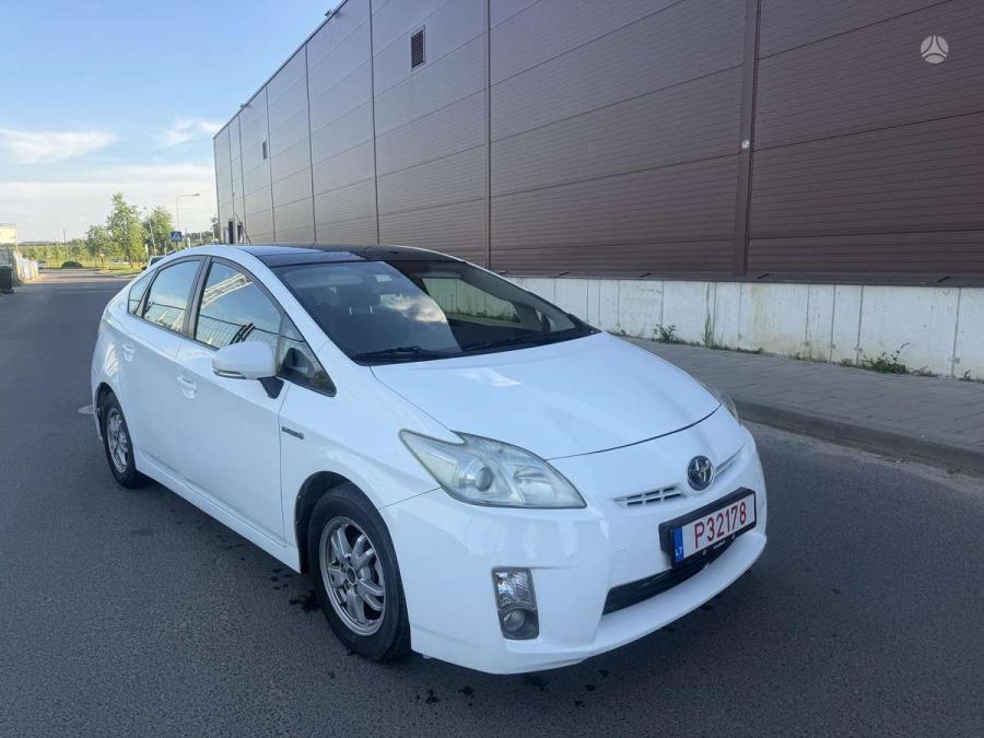 White Toyota Prius 2010 in Vilnius, with an engine capacity of 1.80 L and mileage of 490 thousand km for 3900 €, photo 4 on AUTOMOTO.COM.LV