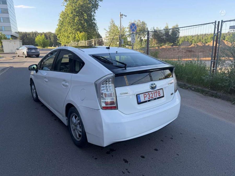 White Toyota Prius 2010 in Vilnius, with an engine capacity of 1.80 L and mileage of 490 thousand km for 3900 €, photo 6 on AUTOMOTO.COM.LV