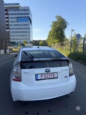White Toyota Prius 2010 in Vilnius, with an engine capacity of 1.80 L and mileage of 490 thousand km for 3900 €, photo 7 on AUTOMOTO.COM.LV