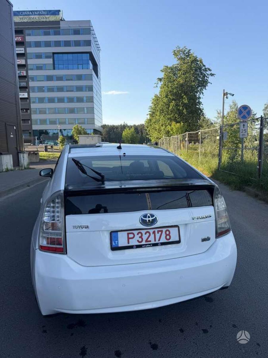 White Toyota Prius 2010 in Vilnius, with an engine capacity of 1.80 L and mileage of 490 thousand km for 3900 €, photo 7 on AUTOMOTO.COM.LV