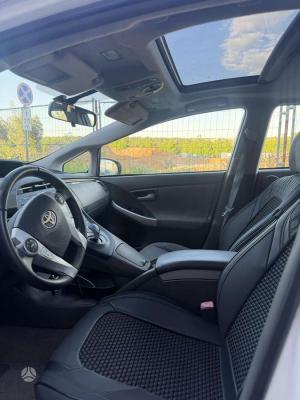 White Toyota Prius 2010 in Vilnius, with an engine capacity of 1.80 L and mileage of 490 thousand km for 3900 €, photo 9 on AUTOMOTO.COM.LV