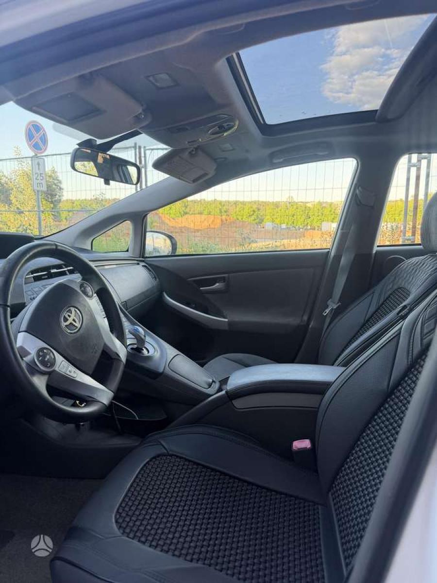 White Toyota Prius 2010 in Vilnius, with an engine capacity of 1.80 L and mileage of 490 thousand km for 3900 €, photo 9 on AUTOMOTO.COM.LV