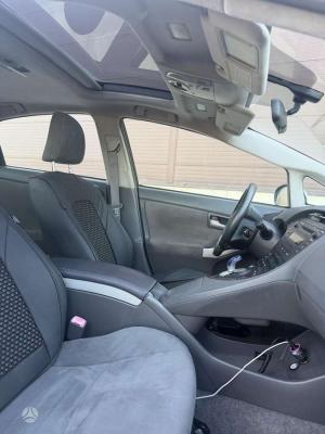White Toyota Prius 2010 in Vilnius, with an engine capacity of 1.80 L and mileage of 490 thousand km for 3900 €, photo 11 on AUTOMOTO.COM.LV