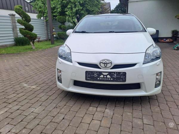 White Toyota Prius 2010 in Ukmerge, with an engine capacity of 1.80 L and mileage of 265 thousand km for 6450 €, photo 4 on AUTOMOTO.COM.LV
