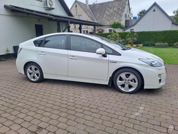 White Toyota Prius 2010 in Ukmerge, with an engine capacity of 1.80 L and mileage of 265 thousand km for 6450 €, photo 6 on AUTOMOTO.COM.LV