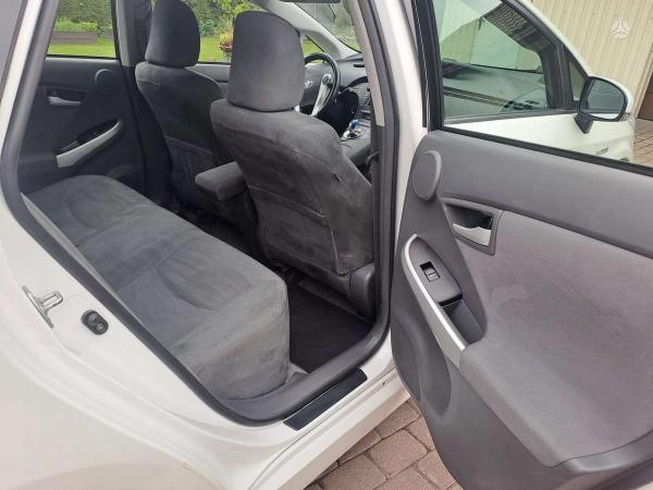 White Toyota Prius 2010 in Ukmerge, with an engine capacity of 1.80 L and mileage of 265 thousand km for 6450 €, photo 10 on AUTOMOTO.COM.LV