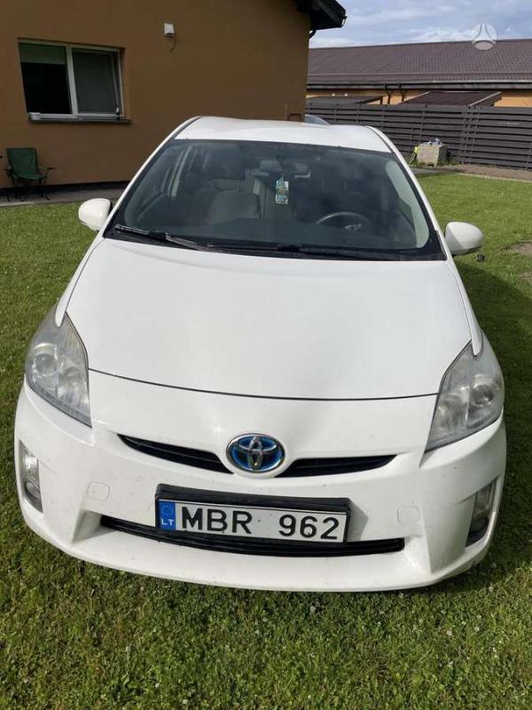 White Toyota Prius 2010 in Vilnius, with an engine capacity of 1.80 L and mileage of 363 thousand km for 5200 €, photo 1 on AUTOMOTO.COM.LV