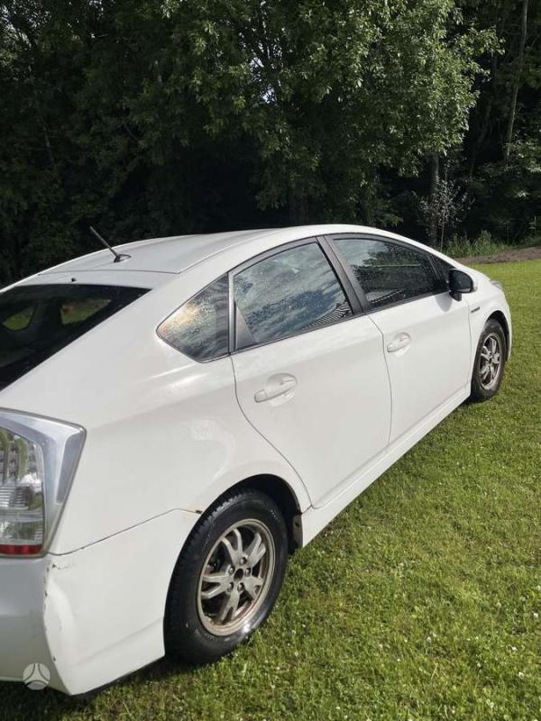 White Toyota Prius 2010 in Vilnius, with an engine capacity of 1.80 L and mileage of 363 thousand km for 5200 €, photo 3 on AUTOMOTO.COM.LV