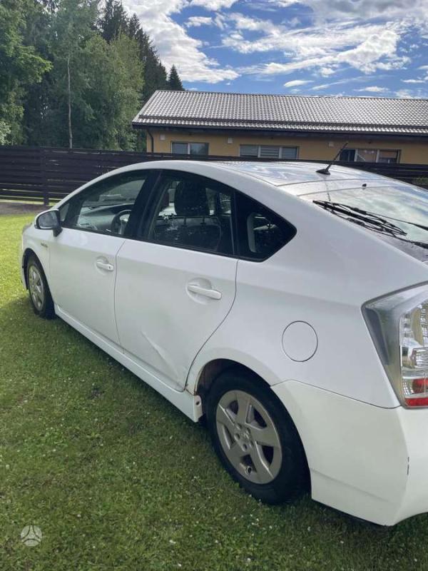 White Toyota Prius 2010 in Vilnius, with an engine capacity of 1.80 L and mileage of 363 thousand km for 5200 €, photo 4 on AUTOMOTO.COM.LV