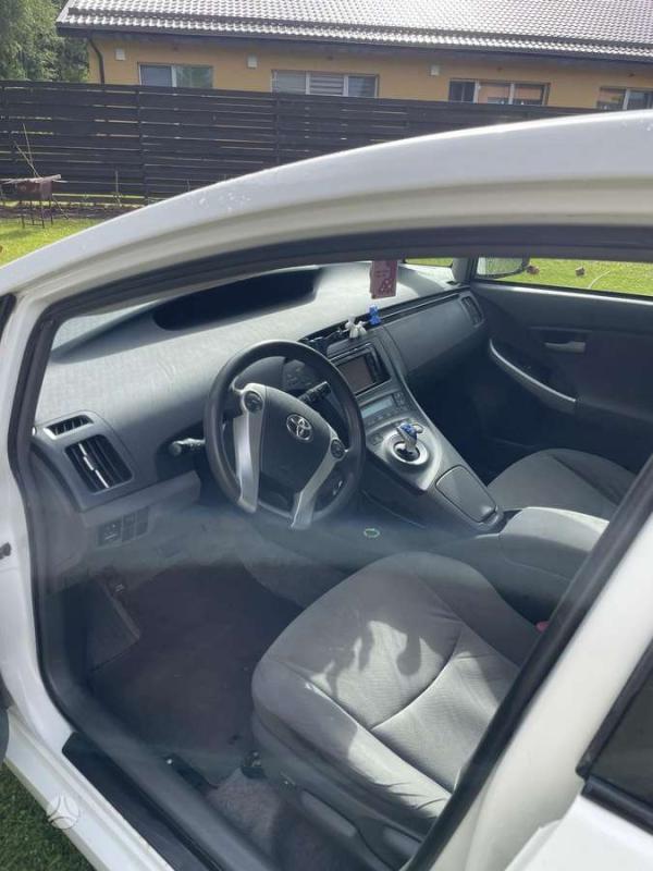 White Toyota Prius 2010 in Vilnius, with an engine capacity of 1.80 L and mileage of 363 thousand km for 5200 €, photo 5 on AUTOMOTO.COM.LV
