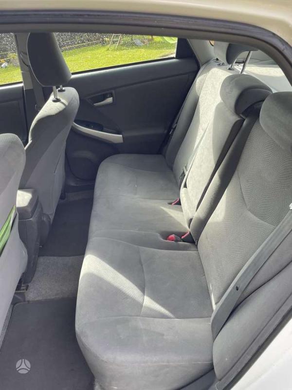 White Toyota Prius 2010 in Vilnius, with an engine capacity of 1.80 L and mileage of 363 thousand km for 5200 €, photo 6 on AUTOMOTO.COM.LV