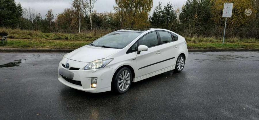 White Toyota Prius 2010 in Vilnius, with an engine capacity of 1.80 L and mileage of 370 thousand km for 5500 €, photo 1 on AUTOMOTO.COM.LV