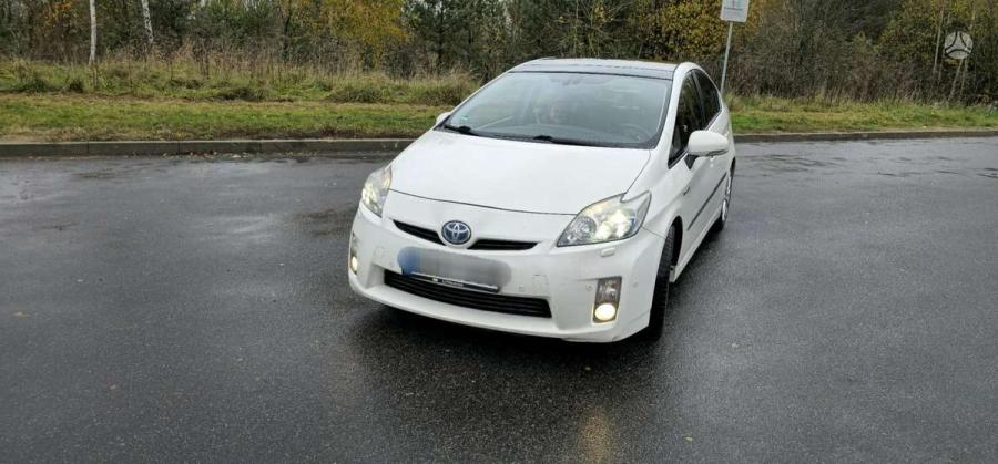 White Toyota Prius 2010 in Vilnius, with an engine capacity of 1.80 L and mileage of 370 thousand km for 5500 €, photo 3 on AUTOMOTO.COM.LV