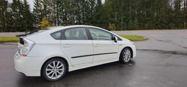 Balts Toyota Prius 2010 Viļņa, ar dzinēja tilpumu 1.80 L un nobraukumu 370 tūkst. km par 5500 €, foto 3 vietnē AUTOMOTO.COM.LV
